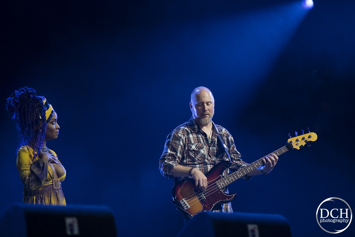 Concertfoto's: Kat Riggins Feat. Mike Zito Band I Bluestown Music